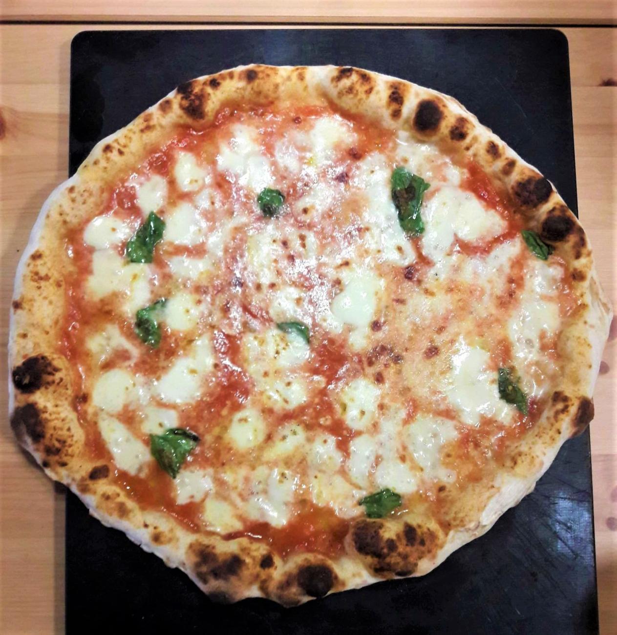 Pizza Napoletana fatta in forno di casa