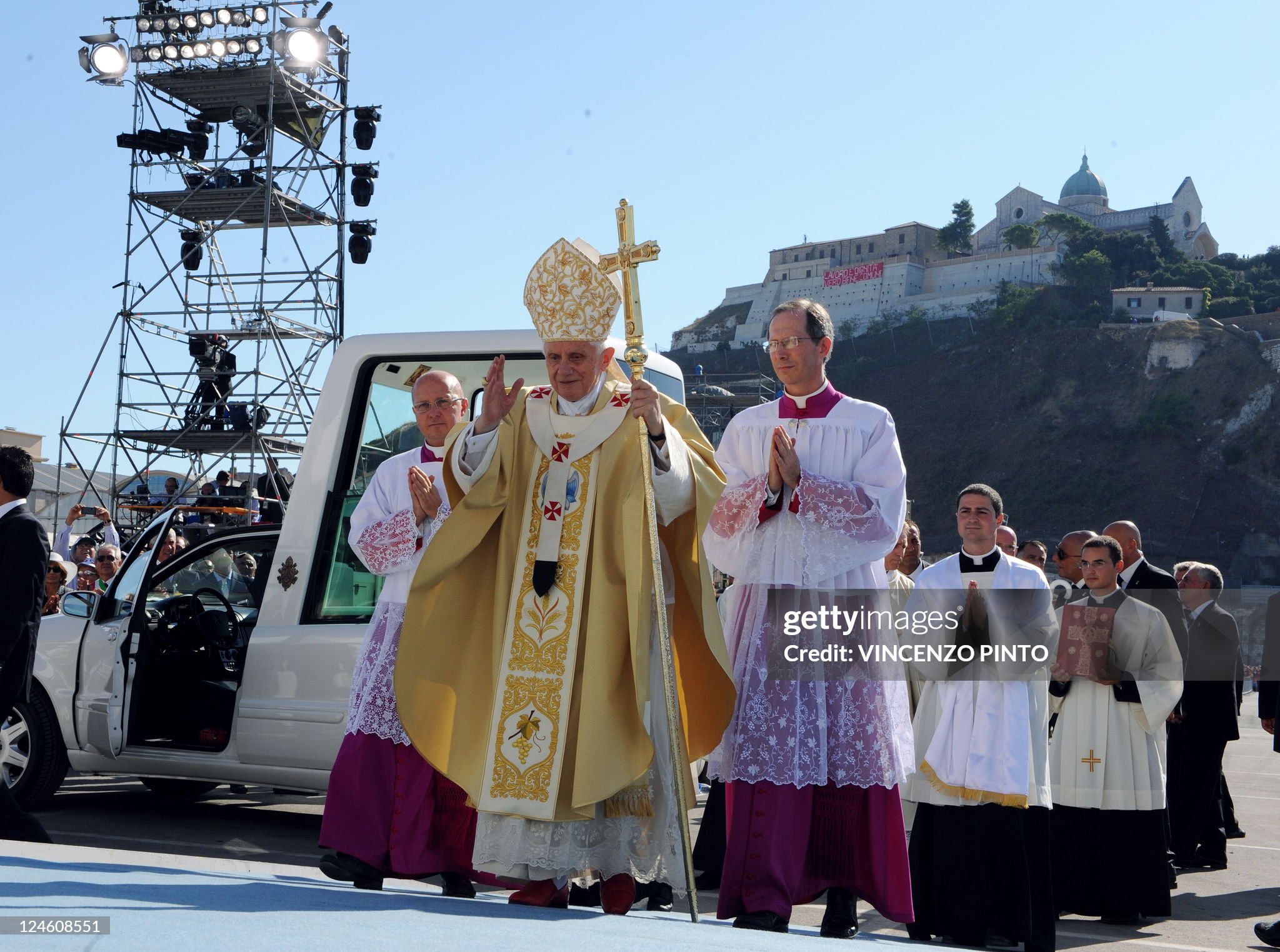 Celebrazioni Pontificie: elenco dei paramenti e dei paliotti