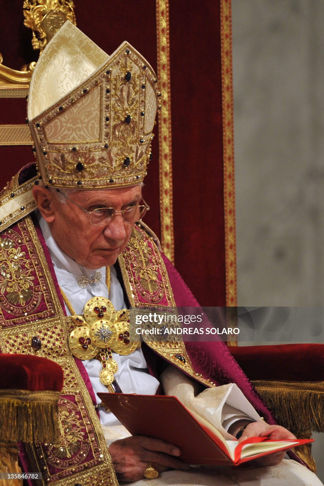 Elenco delle MITRE indossate da Papa Benedetto XVI